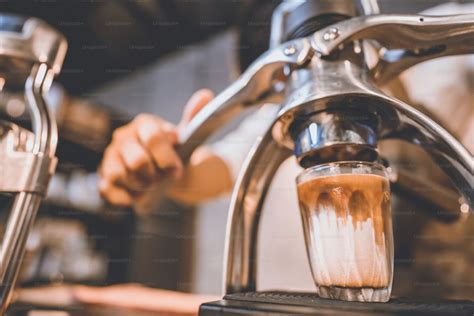 빈티지 카페에서 신선한 커피의 뜨거운 음료를 만드는 전문 바리스타 브라운 아로마 핫 에스프레소 한 잔 아침을 위한 음료 카페인 커피 원두 및 아침 식사 배경 사진