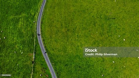 작은 시골 길을 따라 타는 자전거 타는 사람들의 조감도 채플 르 데일 리블 스 데일 요크셔 데일즈 국립 공원 노스 요크셔 영국 영국 2명에 대한 스톡 사진 및 기타 이미지