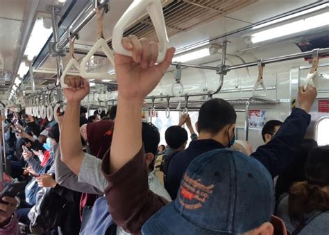 Begini Naik Krl Senin Pagi Dari Stasiun Bekasi
