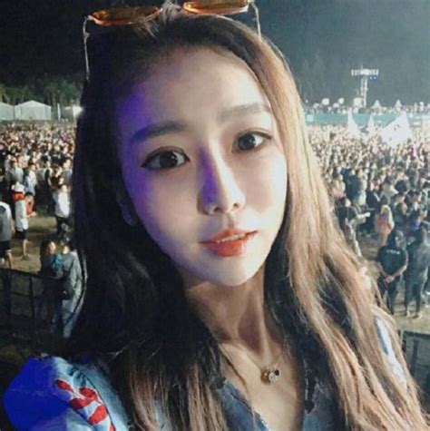 王思聰同行女伴正面，校長現身三亞為新女友慶生？！ 每日頭條