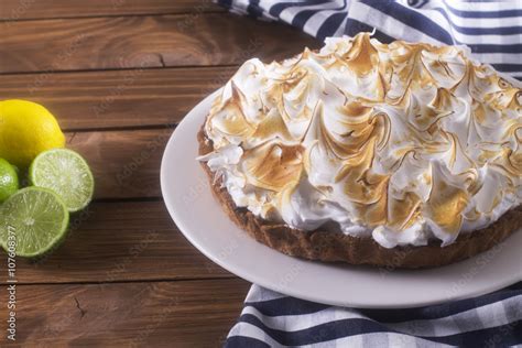 пирог с лимонами и безе обожжённым Stock Photo | Adobe Stock