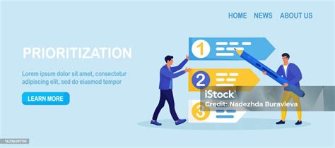 우선 순위 지정 사업가들은 일의 우선 순위를 정하고 목록을 준비합니다 중요한 작업 목록 근처에 서 있는 직원 임무 긴급성 선택이 포함된 체크리스트 업무 기획 효율성 향상을
