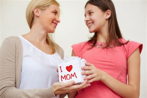 Primer Plano De Madre E Hija Sujetando El Regalo Foto Gratis