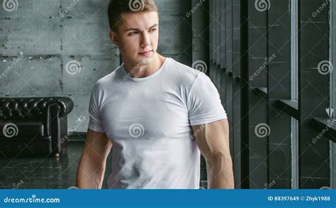 Atleta Sexy Del Culturista Degli Uomini Del Ritratto Dello Studio