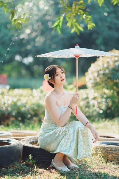 Скачать картинки Girl With Fan стоковые фото Girl With Fan в хорошем