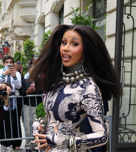 50 Cent Throws Microphone Into The Crowd At La Gig And Hits A Fan On