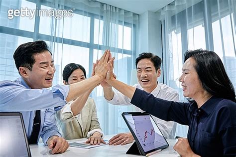 50대 중년 사무실 업무현장 일 물리적활동 비즈니스 금융 금융가 비즈니스미팅 미팅 회의실 팀워크 책임자 전문직 즐거움 성장 컨셉