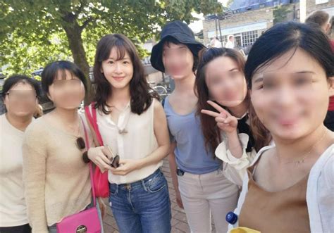网友偶遇奶茶妹妹晒合影，章泽天素颜穿着低调清纯爆棚