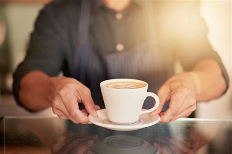 Photo Libre De Droit De Café Café Et Mains De Serveur Avec Tasse Sur