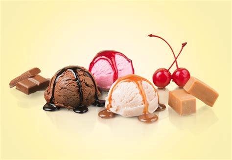 스프링클과 토핑을 곁들인 아이스크림 선데