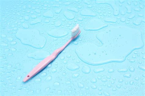 분홍색 칫솔과 파란색 배경에 물과 텍스트에 대한 빈 공간 가정 생활에 대한 스톡 사진 및 기타 이미지 가정 생활 개체 그룹