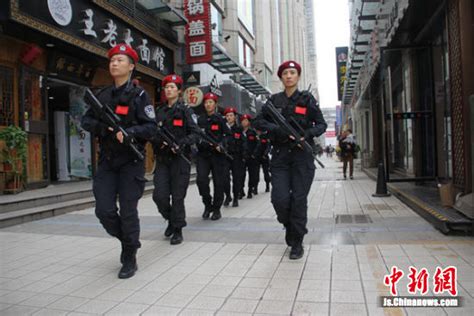徐州巡特警支队女警中队不爱红装爱“警装”