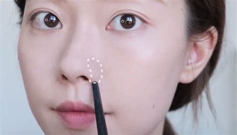 整型級「縮鼻翼修容」技巧！小紅書網紅手把手教學、畫出假的鼻翼線，不整型也有精緻翹鼻