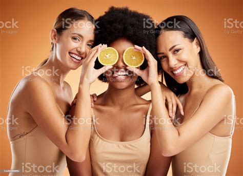 아름다움 친구 및 여성과의 다양성과 천연 스킨 케어 건강 또는 웰빙을위한 레몬 행복 비타민 C와 과일 화장품 럭셔리 및 다이어트 영양을 위한 오렌지 배경 스튜디오에서