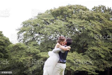 공원에서 서로 포옹 하는 결혼식 의상을 입고 신랑과 신부 안기에 대한 스톡 사진 및 기타 이미지 안기 일본 민족 결혼