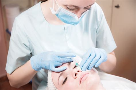 미용 술 히스테리산 이나 보텍스의 주입 전에 미용사 손과 환자의 얼굴의 클로즈업 2명에 대한 스톡 사진 및 기타 이미지 2명 건강관리와 의술 노화 Istock