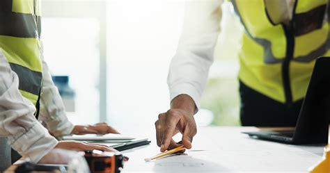 건축 계획 및 도시 개발 디자인 및 건축에 대한 청사진을 가진 사업가의 손 건설 엔지니어링 및 작업자팀워크 협업 또는 아이디어를 위한 평면도 25 29세에 대한 스톡 사진