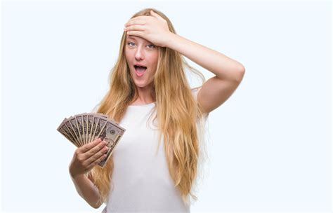 금발 십 대 여자 보유 달러 수치심과 놀라움으로 충격 을된 머리에 손으로 스트레스 얼굴 분노와 좌절 두려워 하 고 실수에 대 한 화가 감정에 대한 스톡 사진 및 기타 이미지