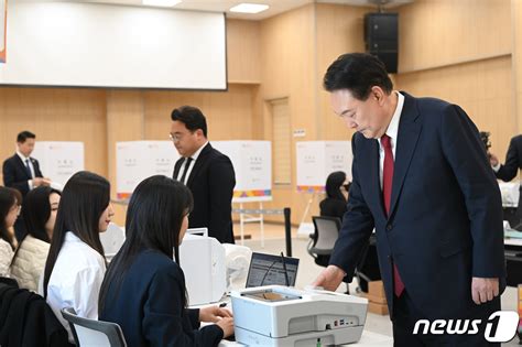 윤석열 대통령 부산에서 총선 사전 투표 뉴스1