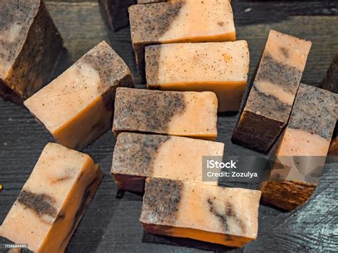 상점 창에 비누의 바 천연 삼나무 오일 테 레빈 유 및 허브 성분이 함유 된 타르 비누 핸드메이드 천연 콜드 프로세스 비누 머리와 몸을 위한 환경 친화적인 엑스폴리에이팅