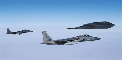 Rusia Un Avión De Caza Intercepta Dos Bombarderos Estadounidenses