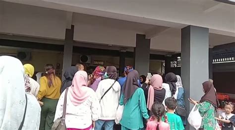 Obral Murah Baju Bekas Layak Pakai Rumah Ayu Ting Ting Diserbu Warga