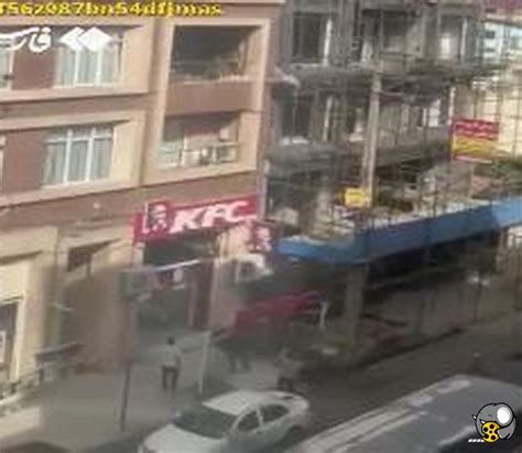 سقوط یک کارگر از ساختمان نیمه کاره و زنده ماندن وی فیلو
