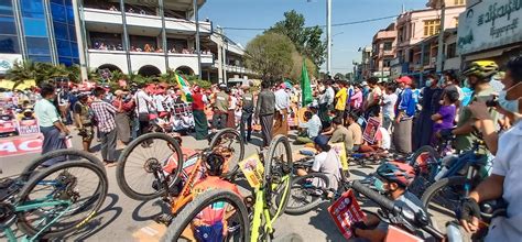 Dvb စစ်ကိုင်းမြို့မဈေးကြီးရှေ့တွင် သပိတ်စစ်ကြောင်းပေါင်းစုံ စုပေါင်း ထိုင်သပိတ်ပြုလုပ်