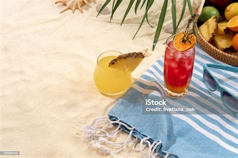 하얀 모래가있는 해변에서 이국적인 여름 음료 여름 바다 휴가 및 여행 개념 이국적인 여름 음료 마티니에 대한 스톡 사진 및 기타 이미지 Istock