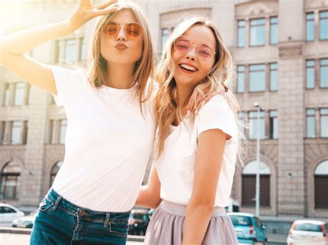 Бялата тениска Най добрата ни приятелка Fashion Inside
