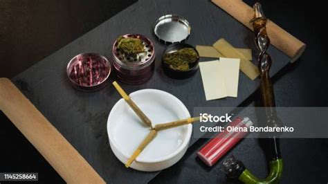 마리화나 관절 재떨이에 거짓말 흡연 파이프 분쇄기 대마초 대마초는 한방 의학입니다 0명에 대한 스톡 사진 및 기타 이미지 0