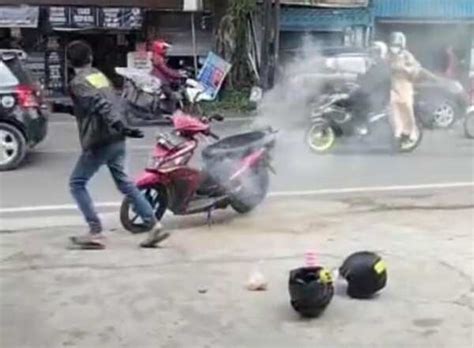 Warga Adhiyaksa Rame Rame Siram Pake Ember