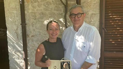 Giorgia Meloni Posa Sorridente Dalla Vacanza In Masseria A Ceglie