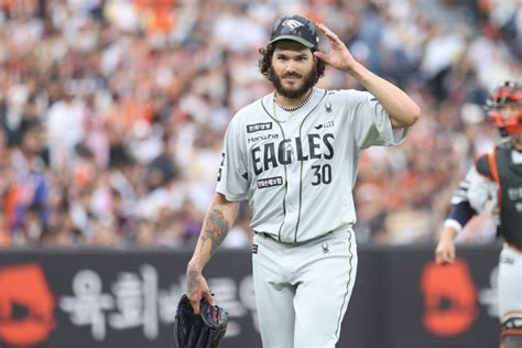 ‘2025시즌 첫 10승 무패 투수 한화 폰세 역대 7번째 ‘개막 10연승한화 반환점 돈 시점에서 단독 선두｜스포츠동아