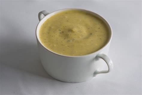 수프 클래식 아메리칸 이탈리아 또는 프랑스 레스토랑이 마음에 드는 다진 채소 셀러리 콩 칠리 페퍼 당근 양파 마늘 올리브 오일과 국물에 볶은 다음 천천히 조리합니다