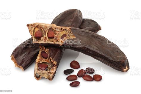 익은 Carob 콩 깍 지와 흰색 바탕에 씨앗 로커스트 콩에 대한 스톡 사진 및 기타 이미지 로커스트 콩 컷아웃 씨앗