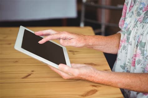 Premium Photo Old Person Touching A Digital Tablet