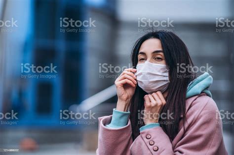 빈 도시에서 야외 의료 마스크에 여성 바이러스 발병 코로나바이러스 Covid19 전염병 전염병 전염병 검역 개념의 건강 보호 및