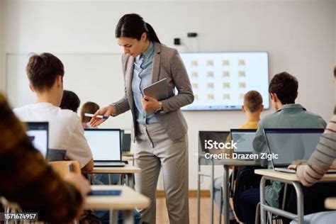 고등학교 교사는 교실에서 컴퓨터 수업 중에 학생에게 E러닝을 돕습니다 고등학교에 대한 스톡 사진 및 기타 이미지 고등학교