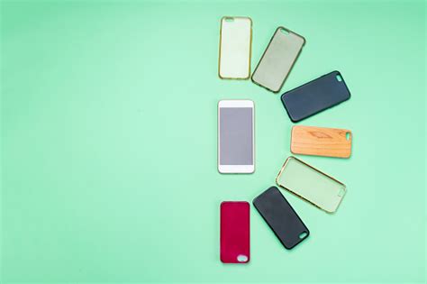 측면에 스마트 폰과 녹색 배경에 휴대 전화에 대한 여러 가지 빛깔의 플라스틱 뒷면 커버의 선택 0명에 대한 스톡 사진 및 기타