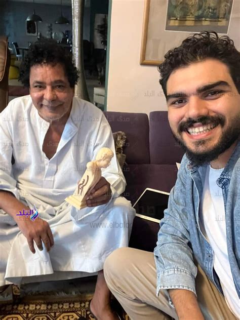 بعد أن نحت له جدارية معيد بفنون المنيا يلتقي الكينج محمد منير صور