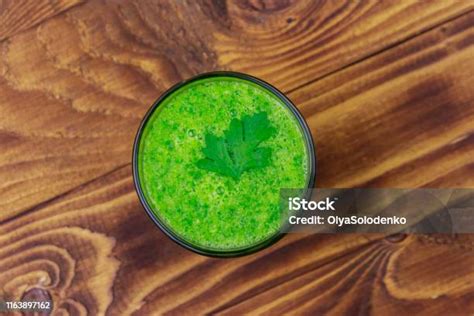 나무 테이블에 오이와 파슬리의 녹색 해독 스무디의 유리 맨 위 보기 0명에 대한 스톡 사진 및 기타 이미지 0명 건강한 식생활 날것 Istock