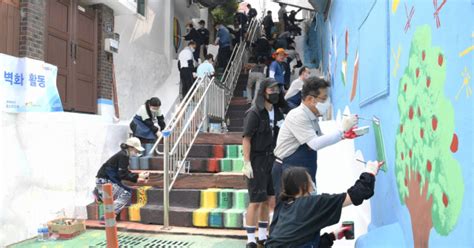 포스코건설 인천서 벽화그리기 봉사활동 진행