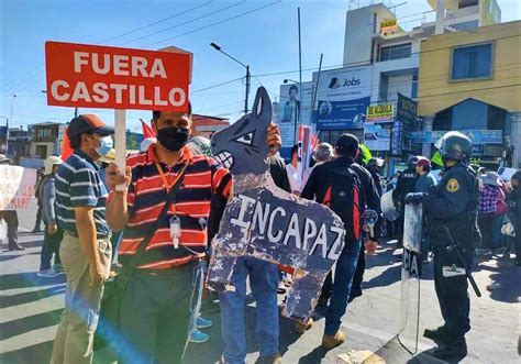 Simpatizantes Y Detractores De Pedro Castillo Se Enfrentan Afuera De
