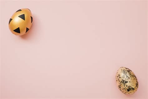 파스텔 핑크 배경에 부활절 황금 장식 계란 최소한의 부활절 개념 텍스트에 대한 복사 공간이있는 행복한 부활절 카드 상단 보기