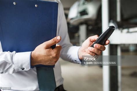 수리 및 유지 보수를 기록하기위한 태블릿과 자동차 주유소에서 마스터 접수 수리 공간 전화 상담 진단 자동차 유지 보수 복사 공간 워크숍에 대한 스톡 사진 및 기타 이미지