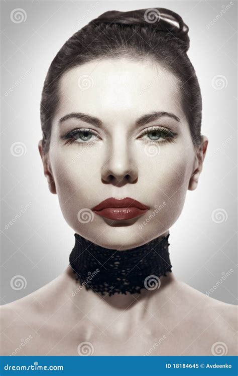 Retrato Estilizado De Una Mujer Joven Triguena Imagen De Archivo Imagen De Cara Pelo