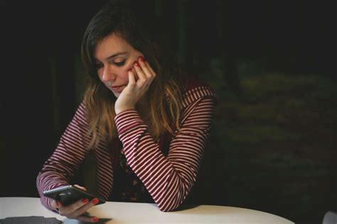 He Seems Interested But Doesnt Text Does He Like You Panaprium