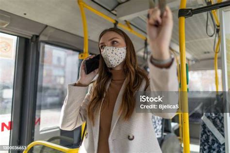 버스로 여행하는 동안 휴대 전화를 사용하여 보호 얼굴 마스크를 가진 젊은 여성 25 29세에 대한 스톡 사진 및 기타 이미지
