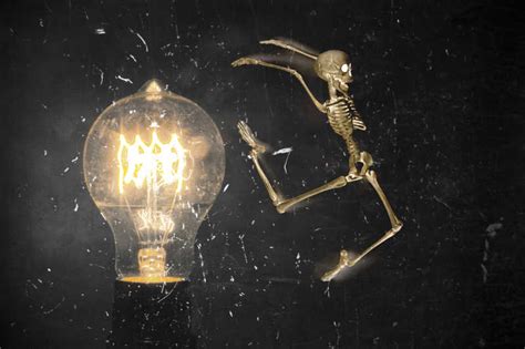 发光的灯泡图片 放在石材表面的灯泡素材 高清图片 摄影照片 寻图免费打包下载